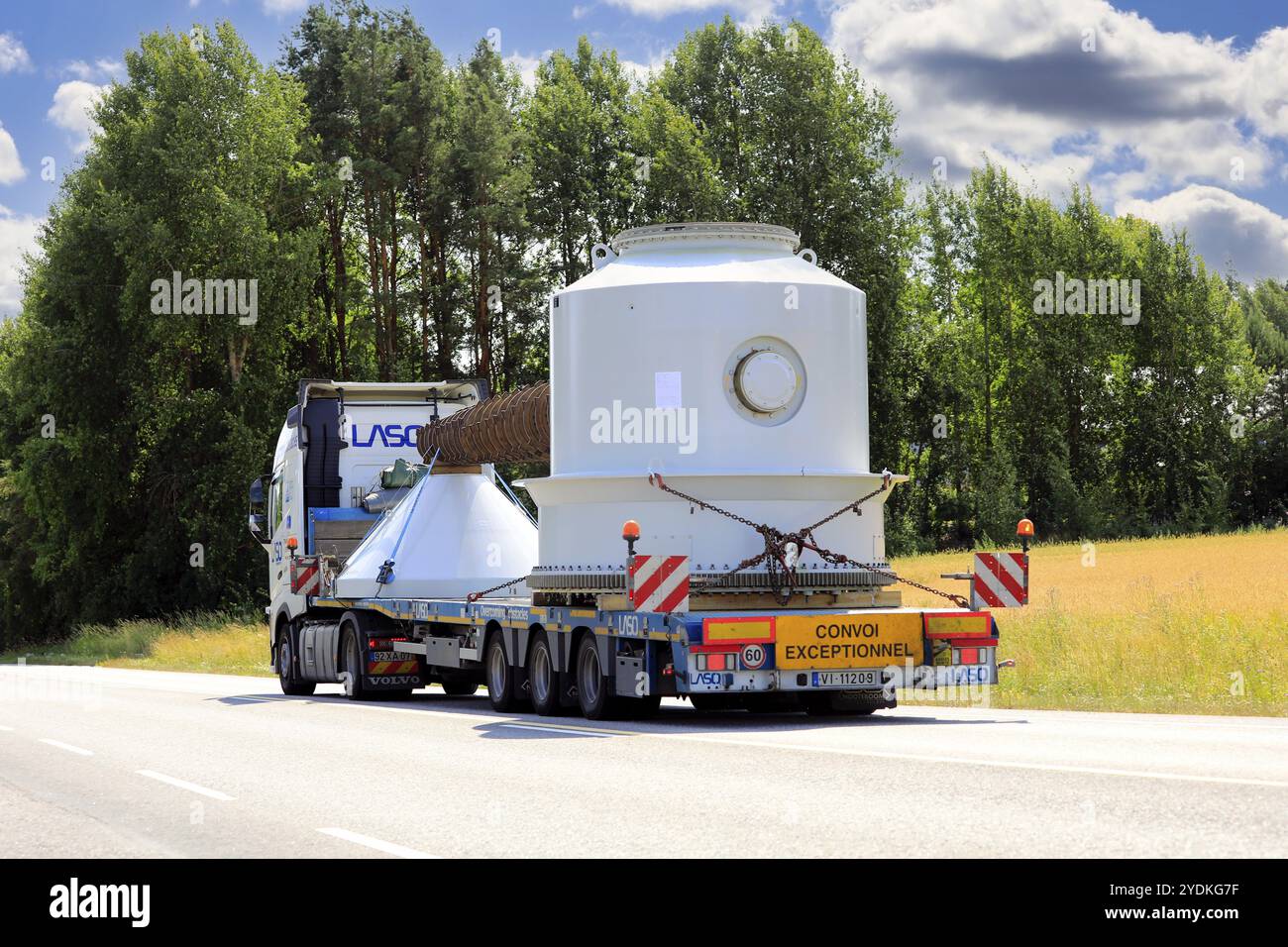 White volvo fh lorry hi-res stock photography and images - Alamy