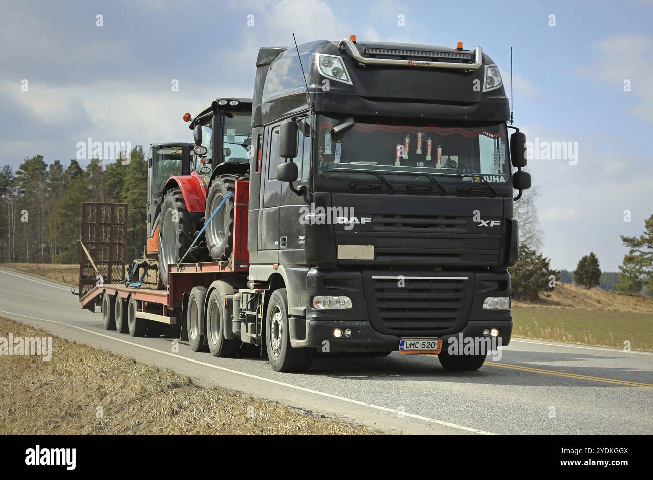 Black daf xf truck hi-res stock photography and images - Alamy