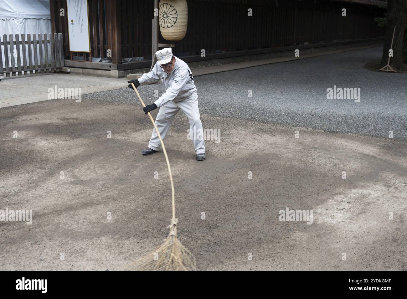 31.12.2017, Tokyo, Japan, Asia, A temple worker sweeps the grounds of ...