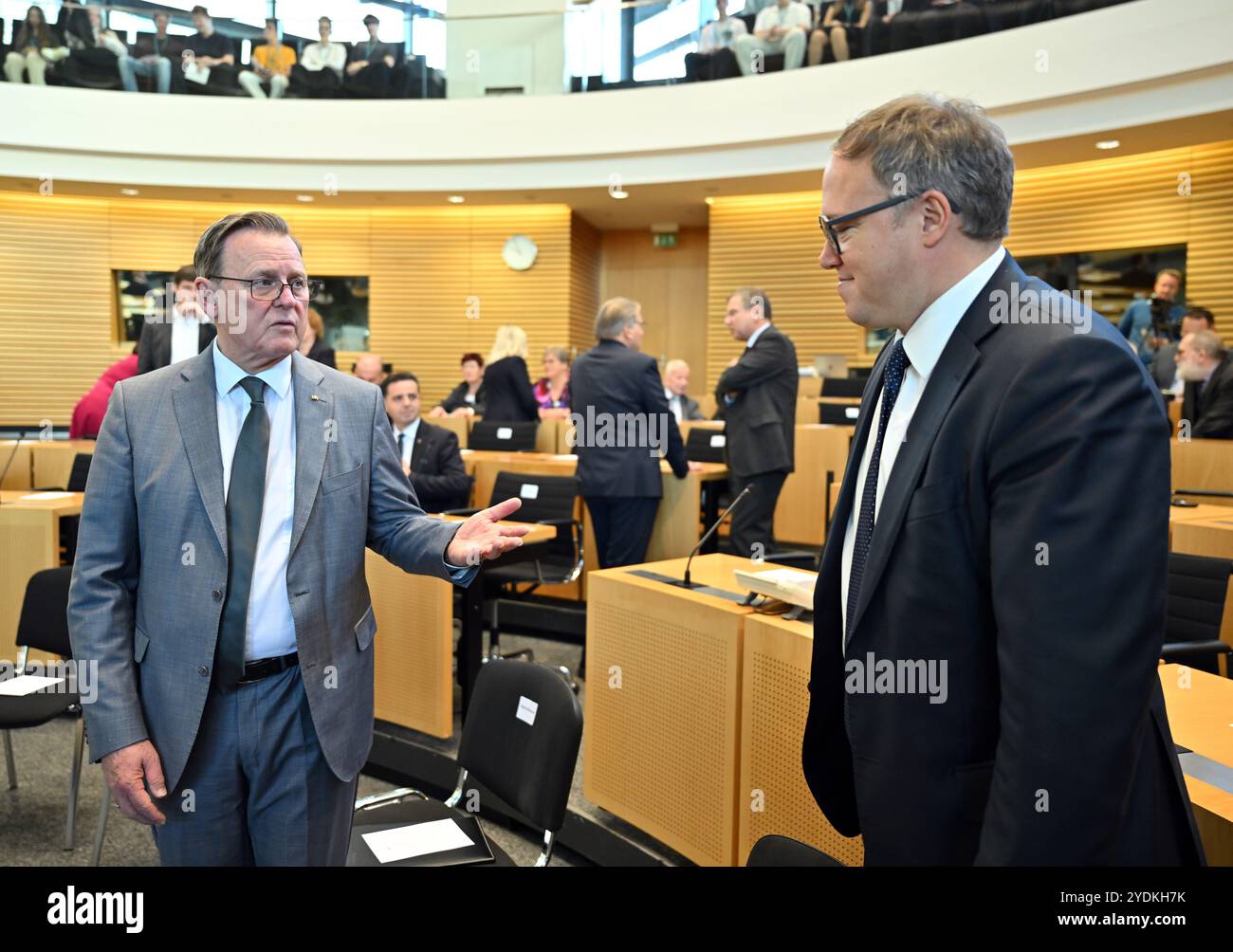25 October 2024, Thuringia, Erfurt: Bodo Ramelow (left, Die Linke ...