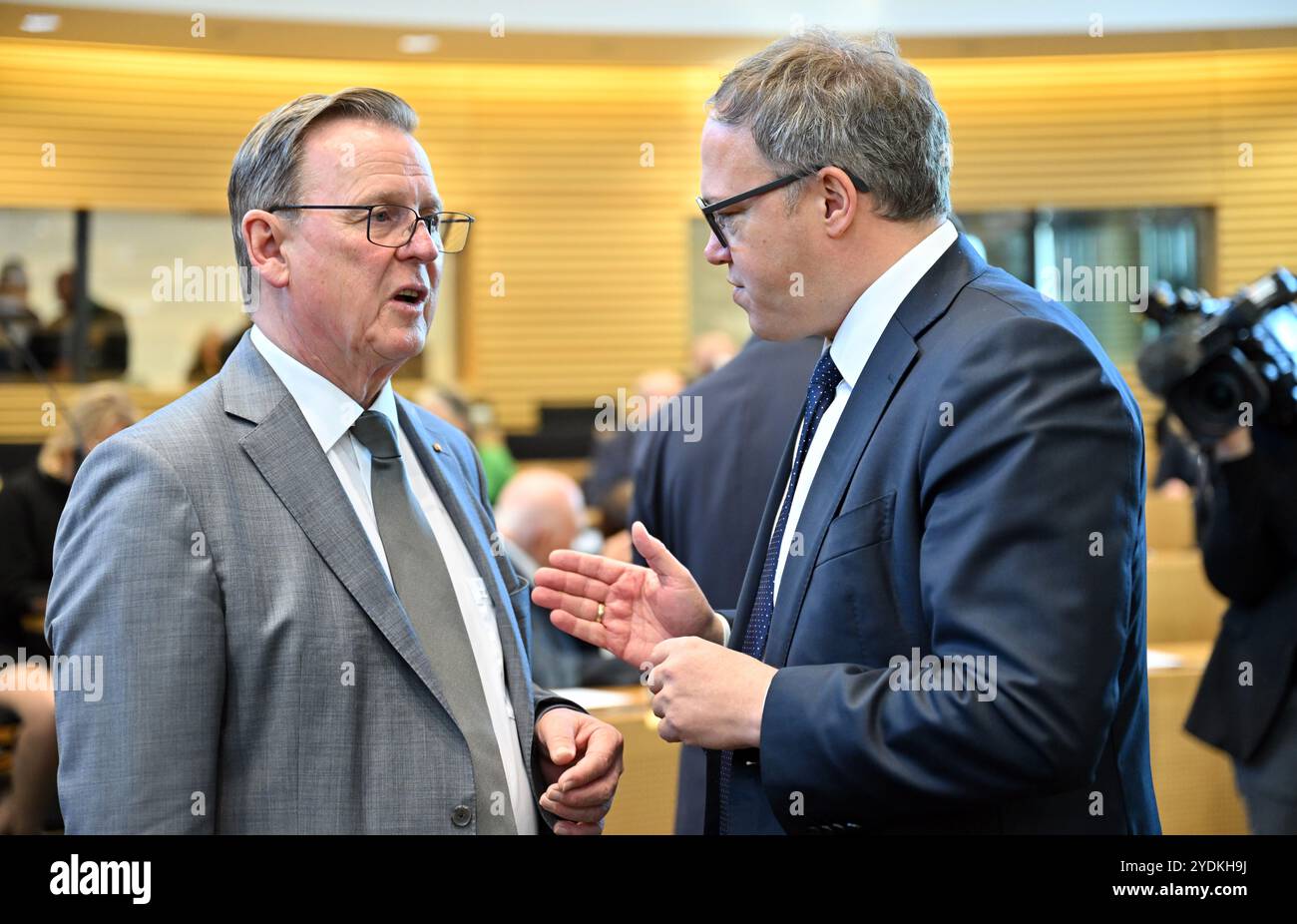 25 October 2024, Thuringia, Erfurt: Bodo Ramelow (left, Die Linke ...