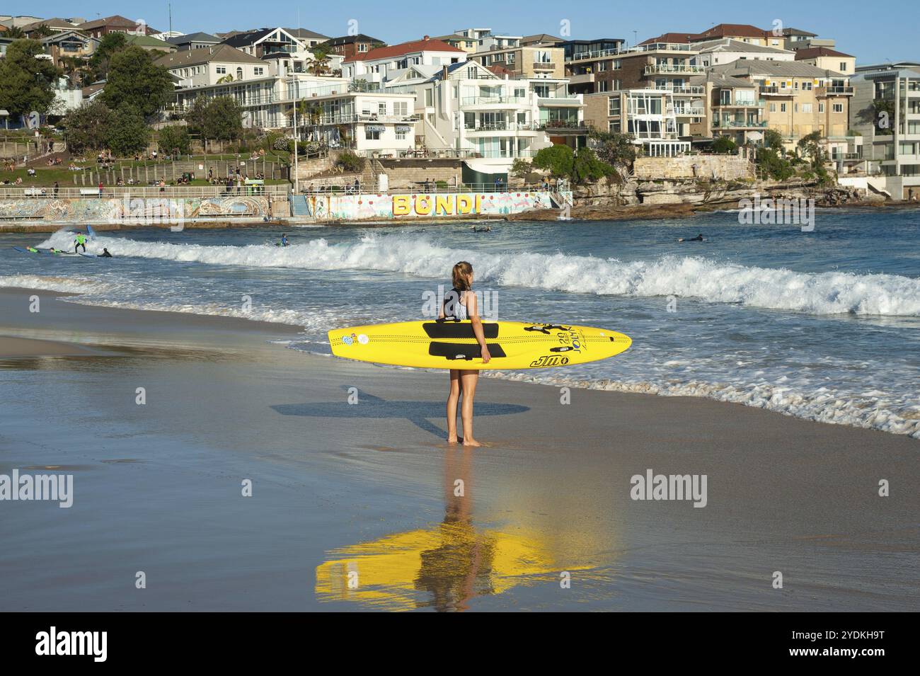 21.09.2018, Sydney, New South Wales, Australia, A young surfer stands ...