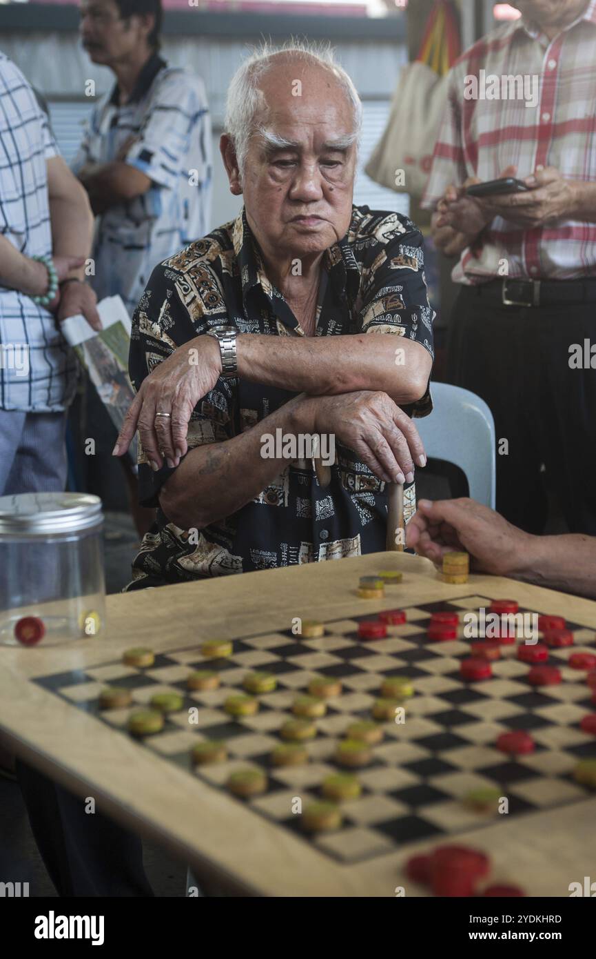 19.11.2017, Singapore, Republic of Singapore, Asia, Elderly men watch a ...