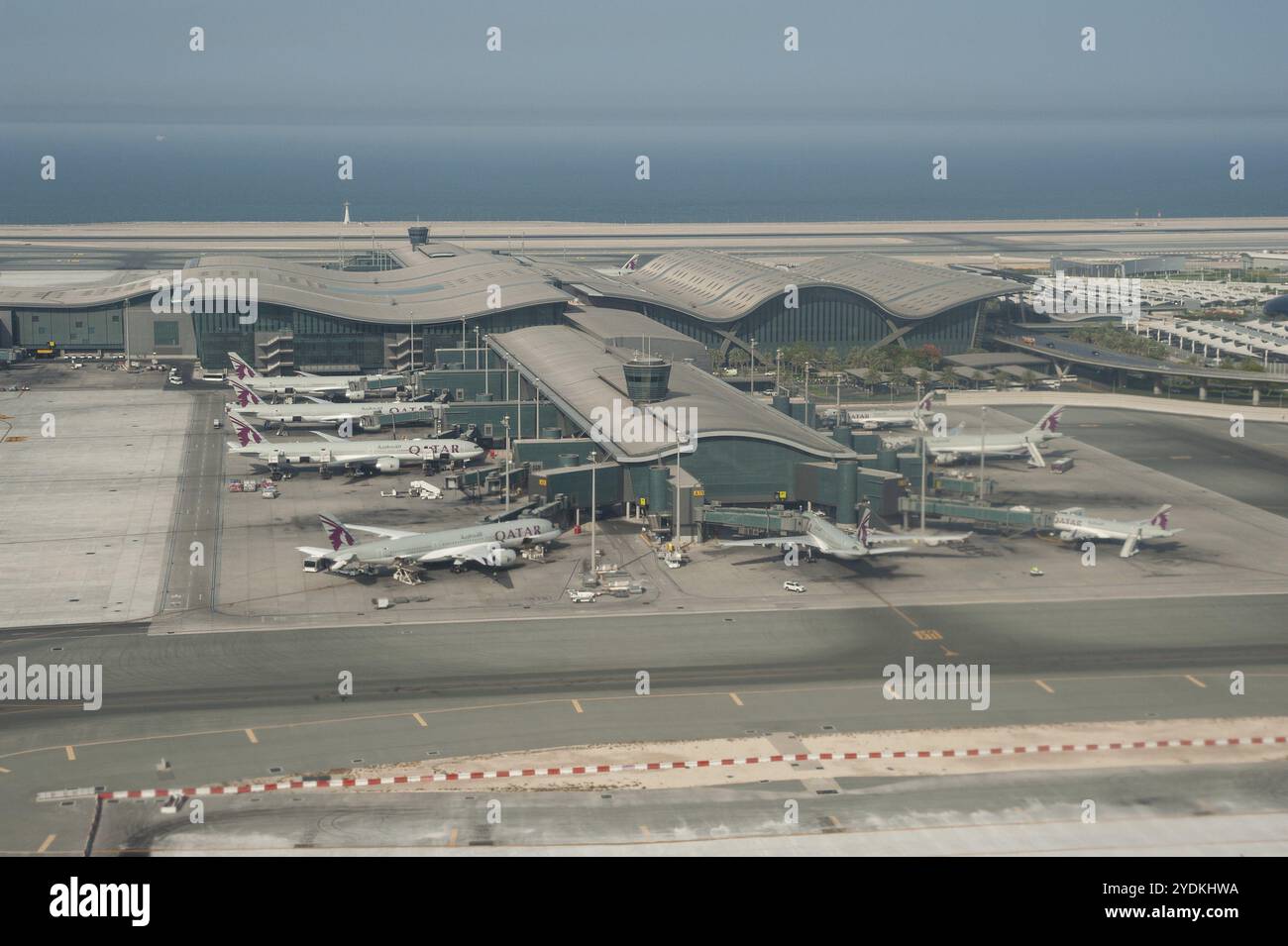 Hamad international airport exterior hi-res stock photography and ...