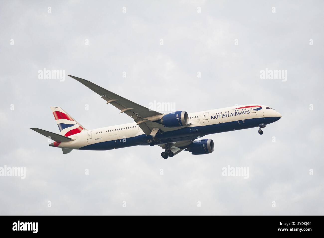 Jet plane approaching landing aircraft hi-res stock photography and ...