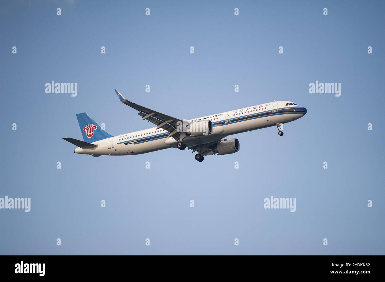 Landing one airbus a321 neo hi-res stock photography and images - Alamy