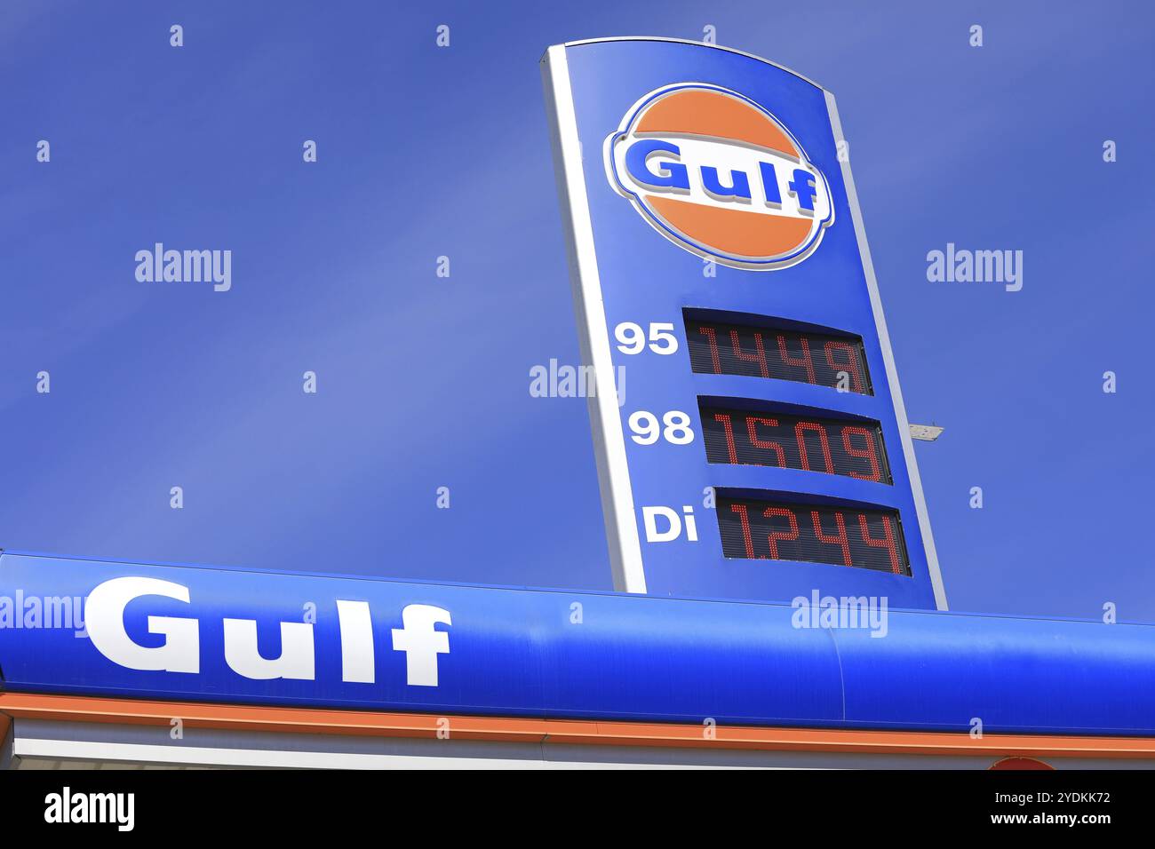 Gulf gas station sign hi-res stock photography and images - Alamy