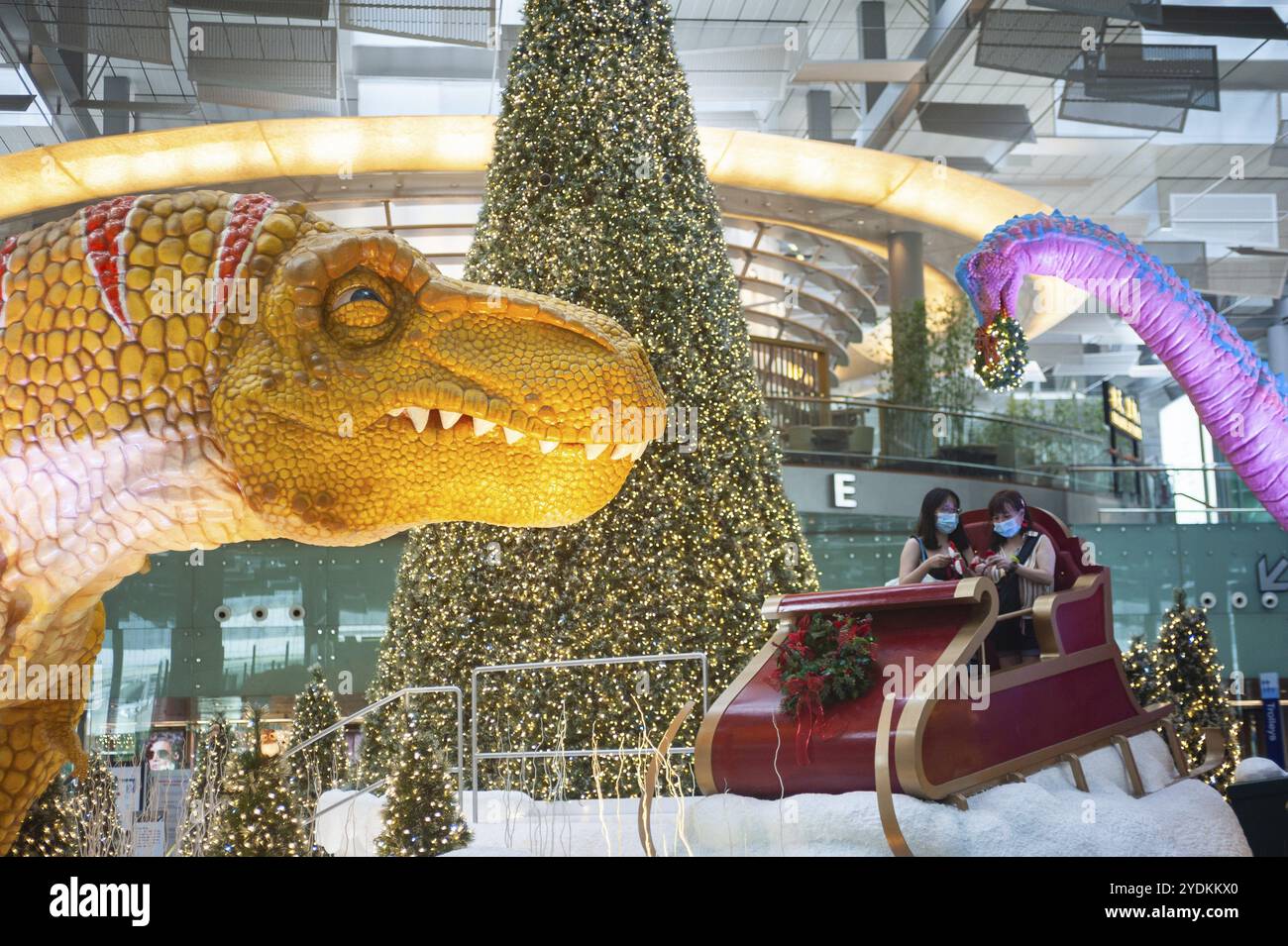 08.12.2020, Singapore, Republic of Singapore, Asia, dinosaurs, a sleigh ...