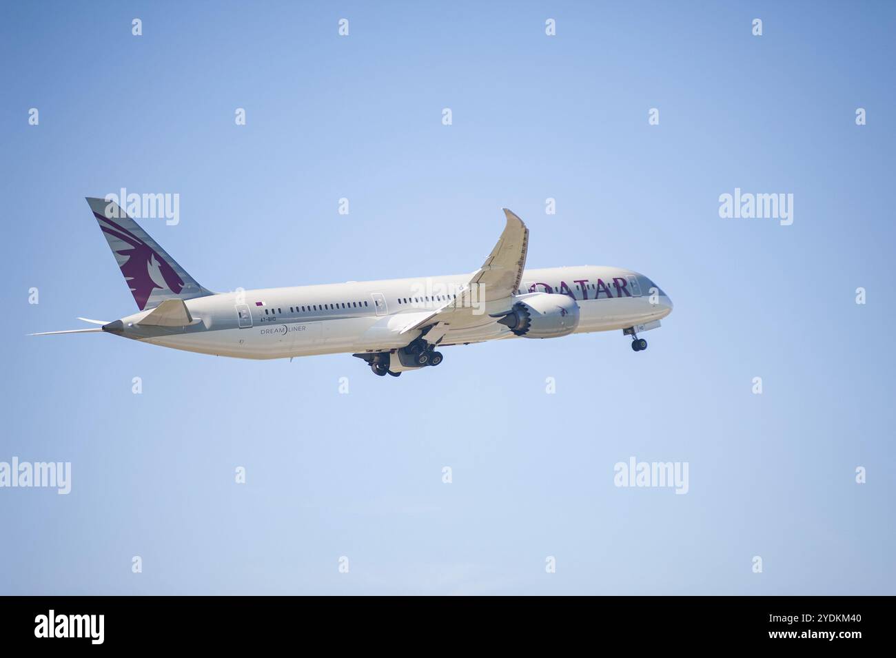 Boeing 787 taking off hi-res stock photography and images - Alamy