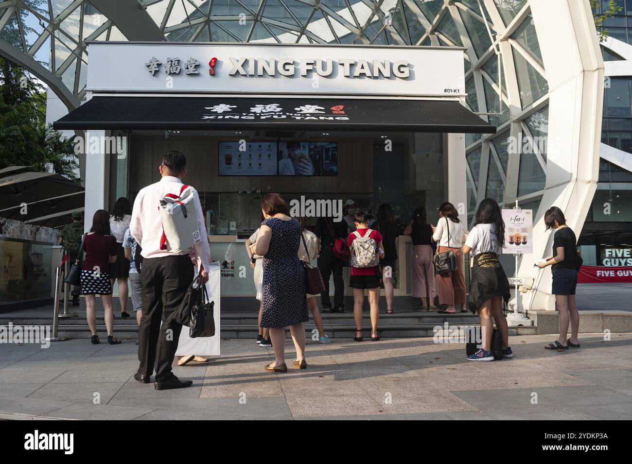 12.03.2020, Singapore, Republic of Singapore, Asia, People wait in ...