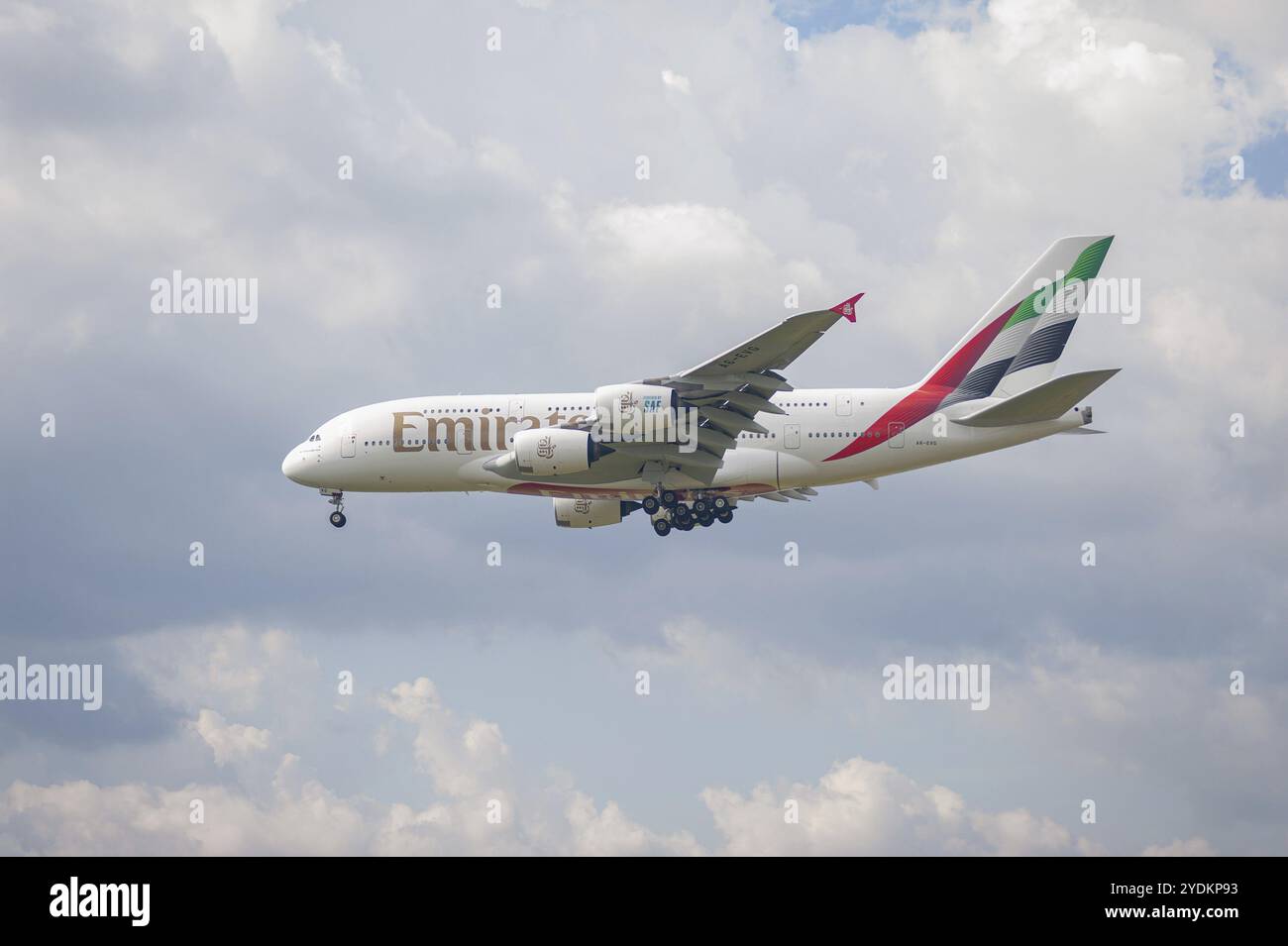 Long shot passenger airplane approaching hi-res stock photography and ...
