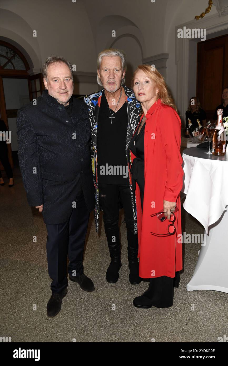 Harold Faltermeyer, Johnny Logan und Birgitt Wolff bei der VERLEIHUNG ...