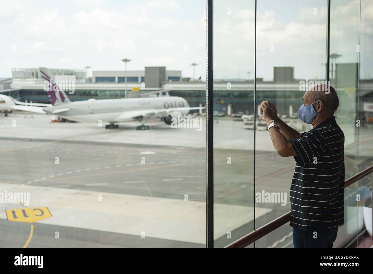 Airplane airport terminal hi-res stock photography and images - Alamy