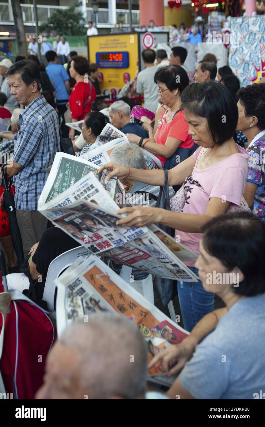 01.02.2019, Singapore, Republic of Singapore, Asia, People reading a ...