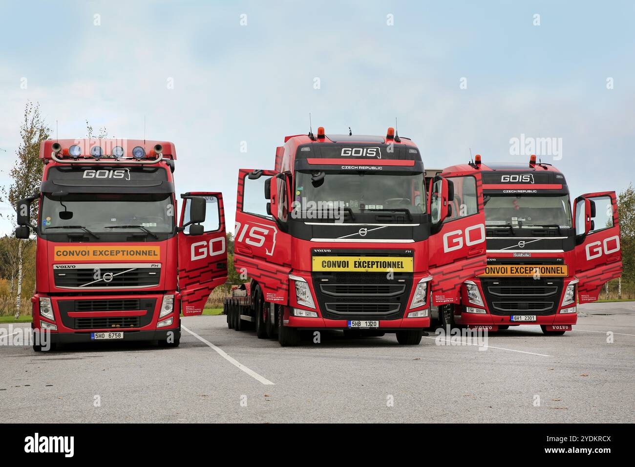 Semi truck on parking lot hi-res stock photography and images - Alamy