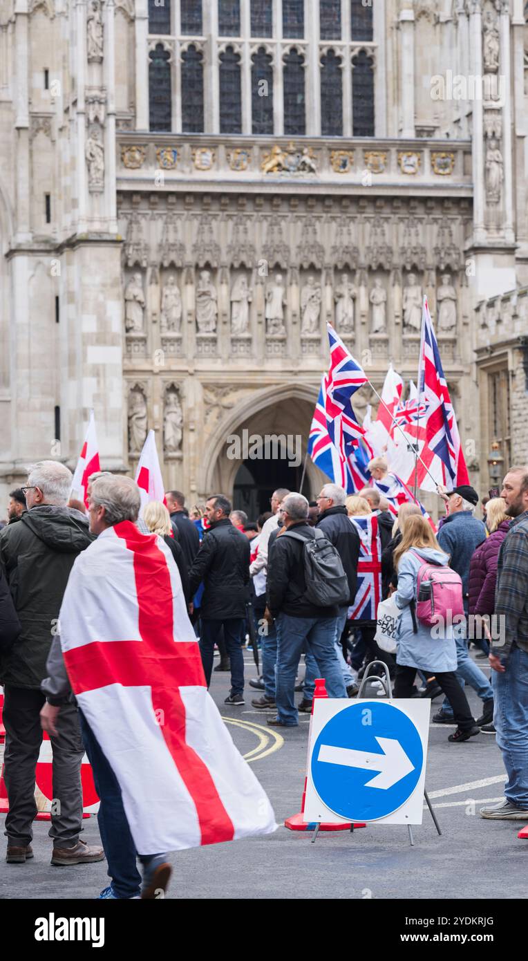 'Unite the Kingdom' protesters with english and british flags march ...