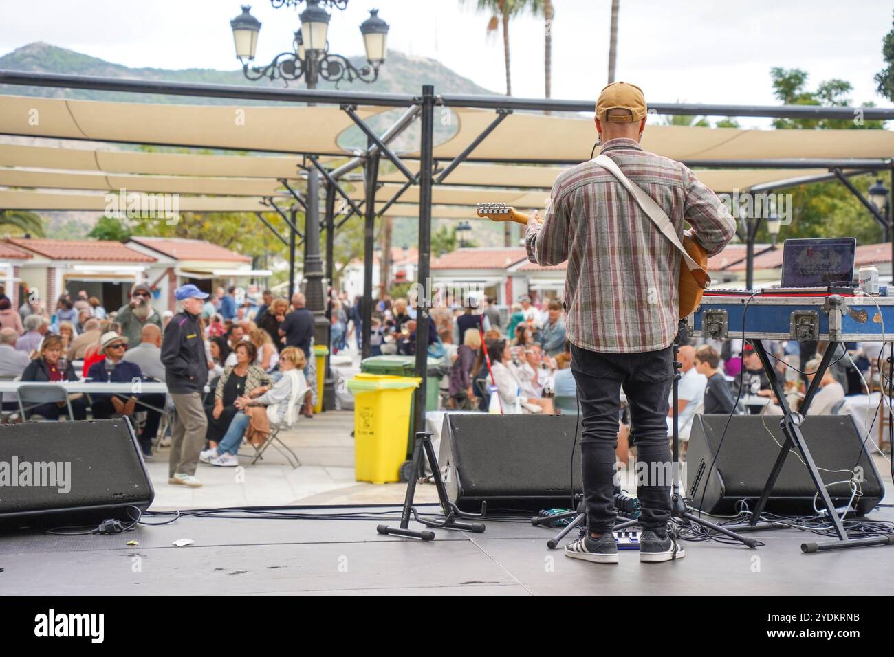Stage singer man from behind hi-res stock photography and images - Alamy