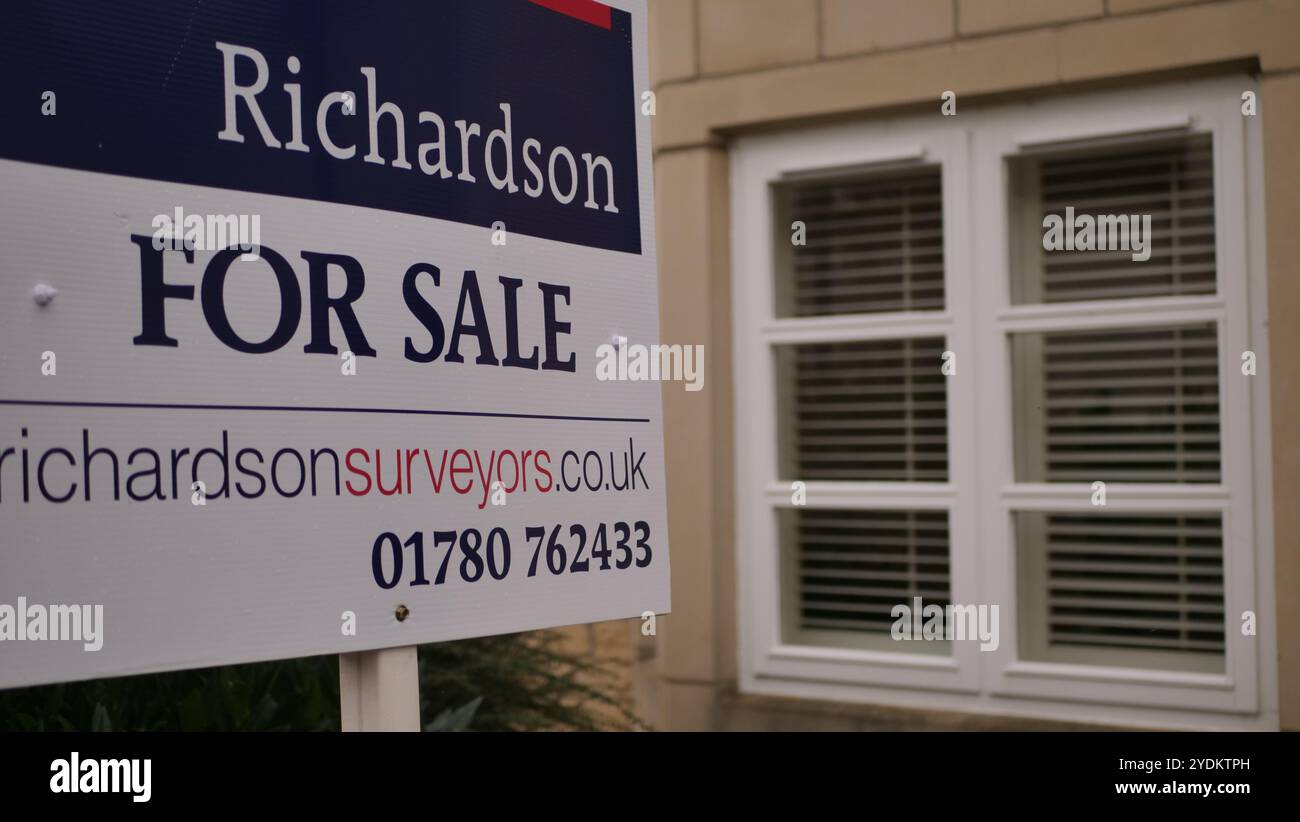 House sale sign uk hi-res stock photography and images - Alamy