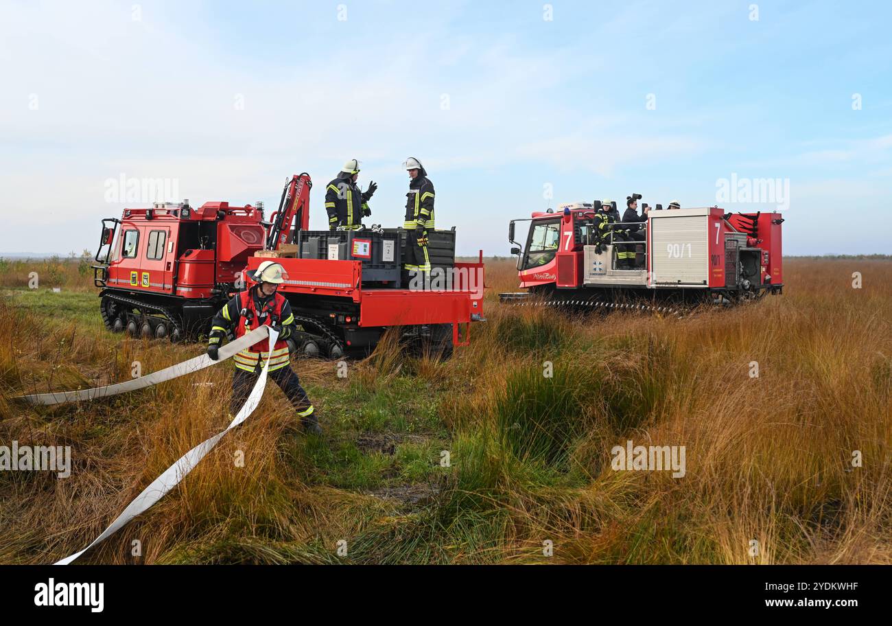 Großübung der Bundeswehr-Feuerwehr. Zwei Löschraupen der Bundeswehr ...