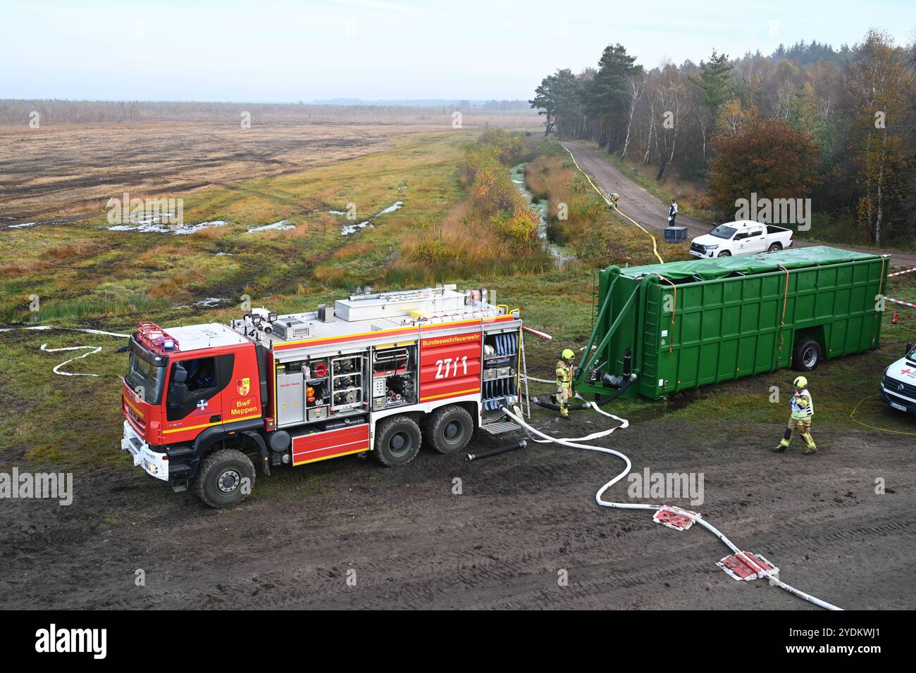 Großübung der Bundeswehr-Feuerwehr. Einsatzfahrzeuge der Bundeswehr ...
