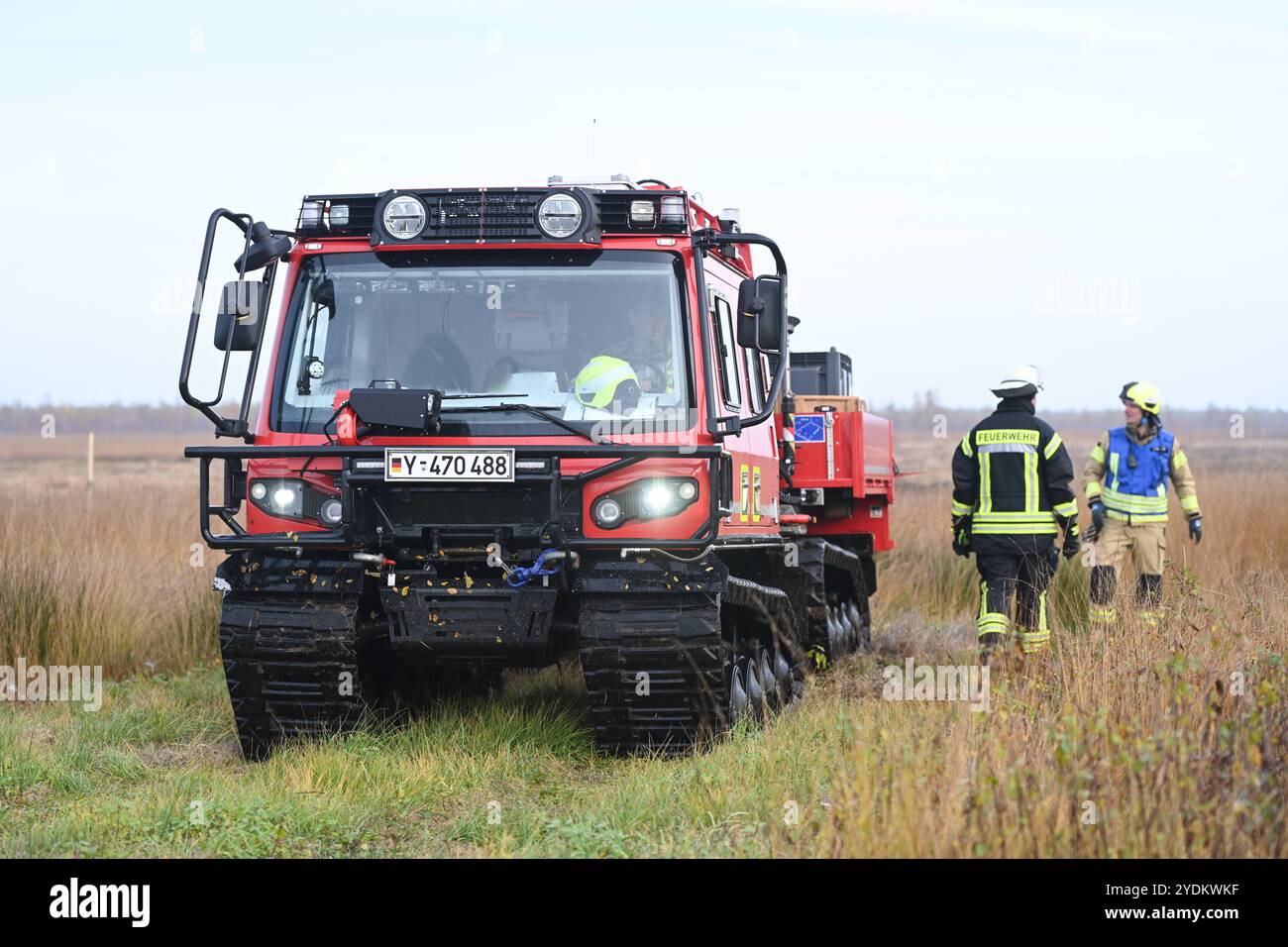 Großübung der Bundeswehr-Feuerwehr. Eine Löschraupe der Bundeswehr ...