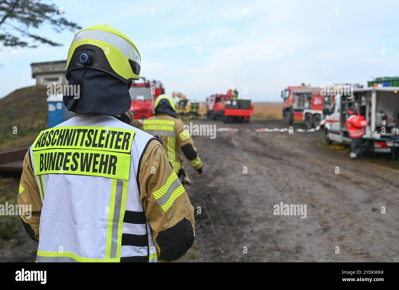 Großübung der Bundeswehr-Feuerwehr. Der Abschnittsleiter der Bundeswehr ...