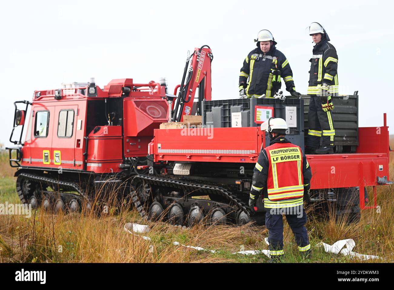 Großübung der Bundeswehr-Feuerwehr. Eine Löschraupe der Bundeswehr ...