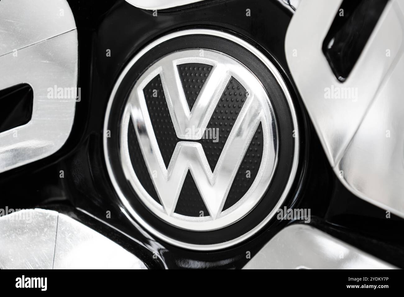 Das Logo von Volkswagen ist auf einer Felge eines VW Golf zu sehen ...