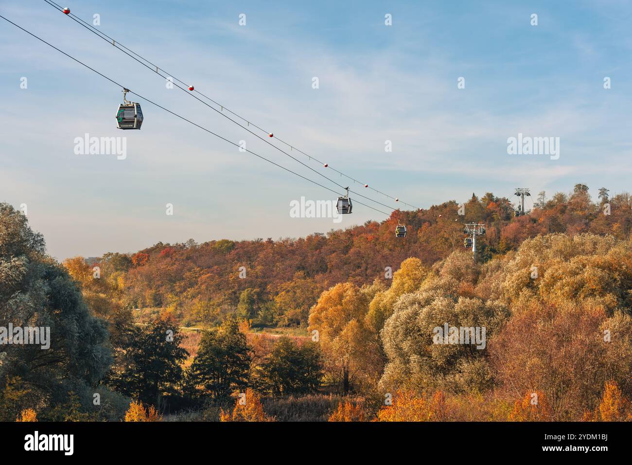 Cable car suspended above forest hi-res stock photography and images ...