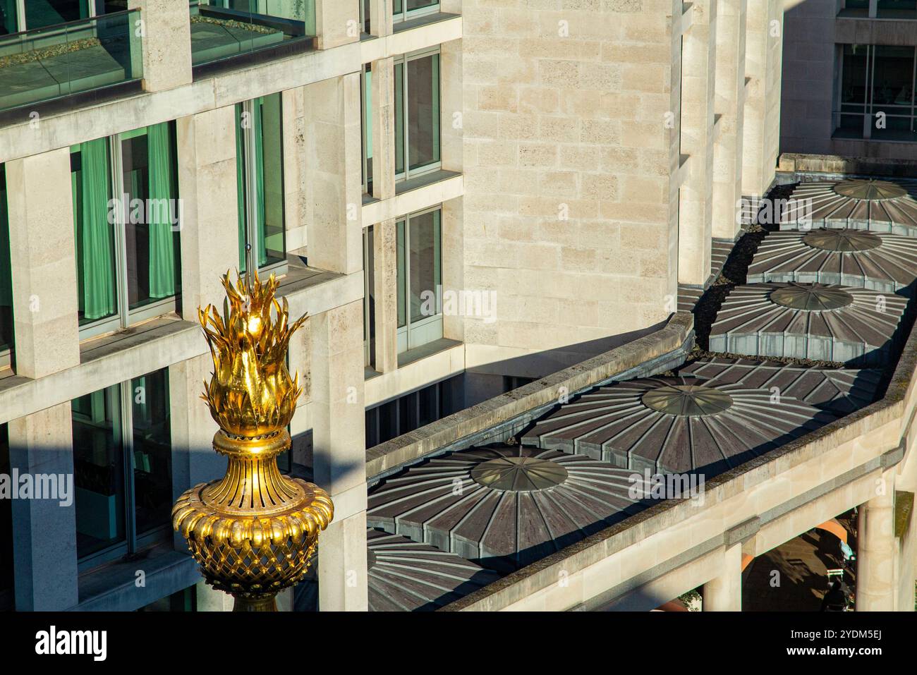 The tip of the Great fire monument, with the Stock Exchange office ...