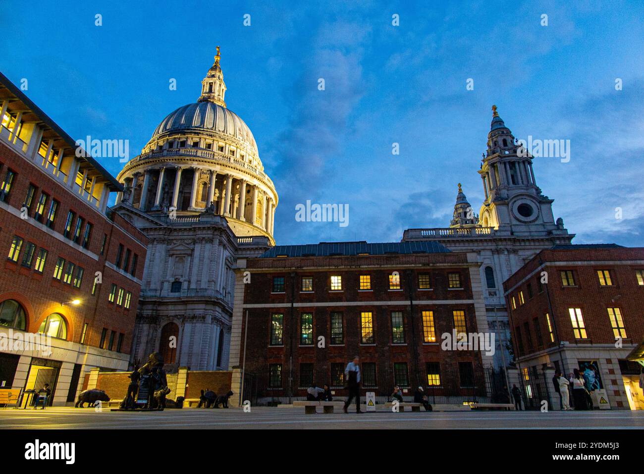 Dusk in Paternoster Square in the City of London with St Paul's ...