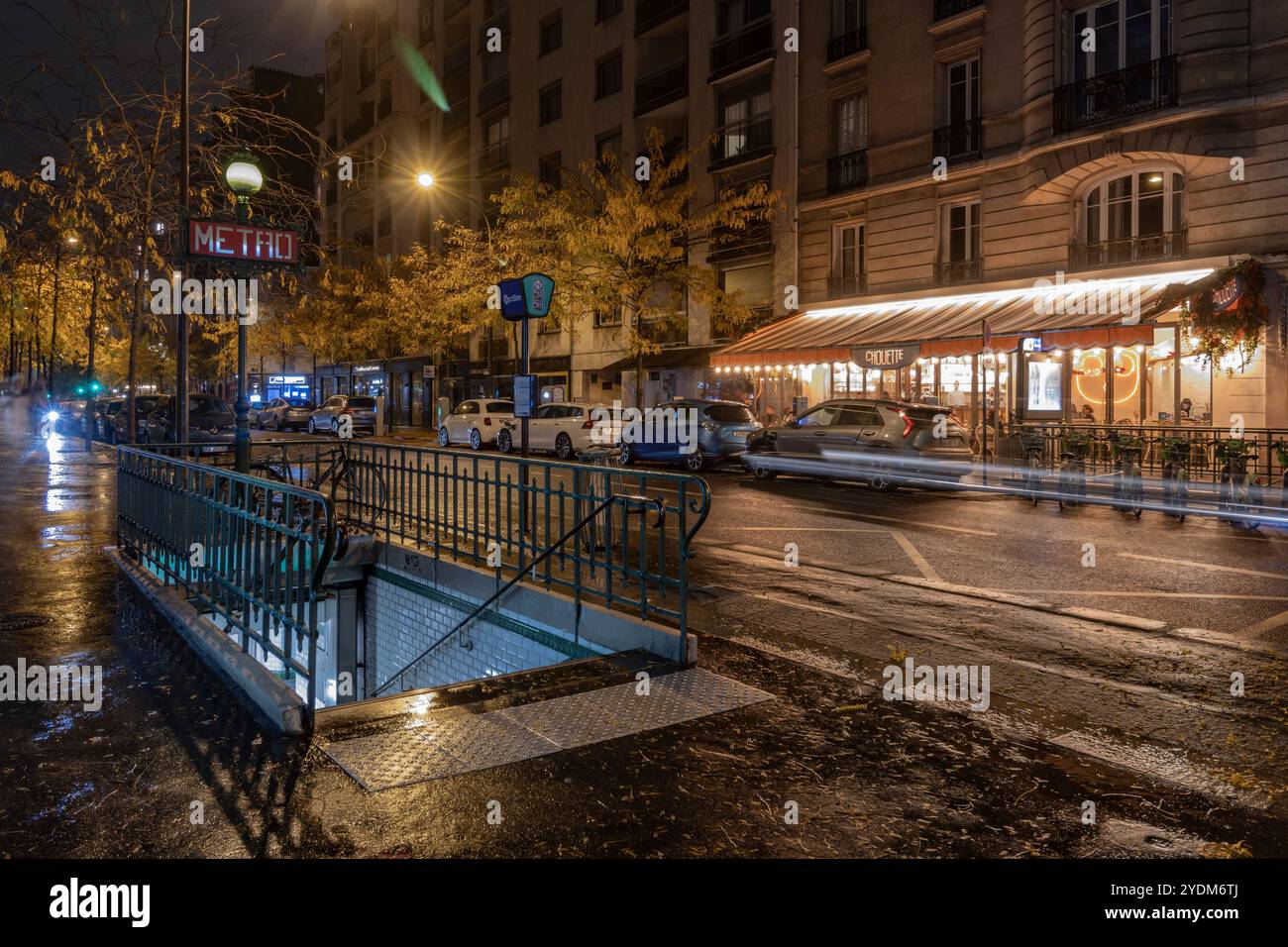 Paris street scenes in hi-res stock photography and images - Alamy