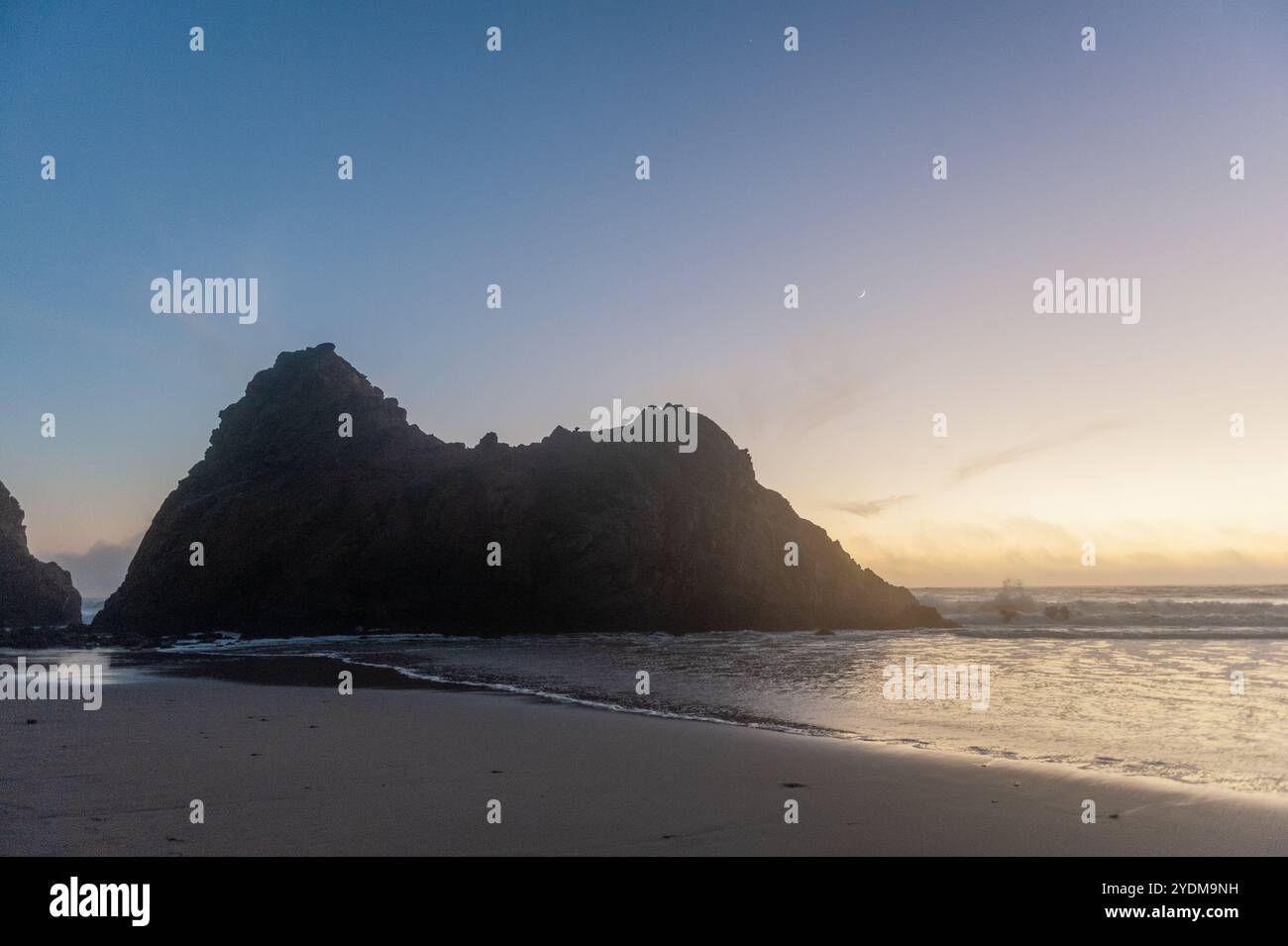 Impression of the keyhole arch rock at Pfeiffer beach around sunset ...