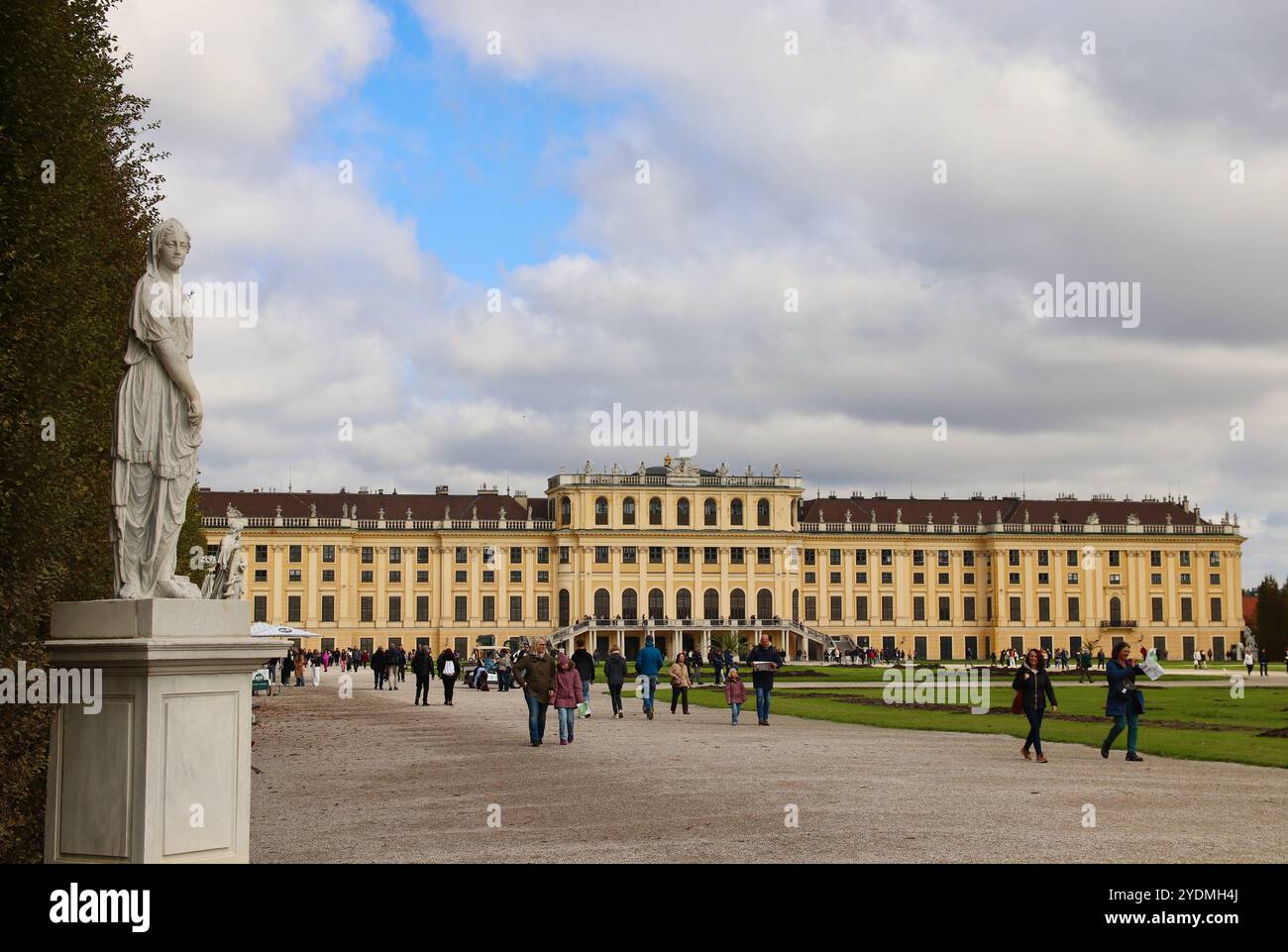 6 courtyard palace hi-res stock photography and images - Alamy