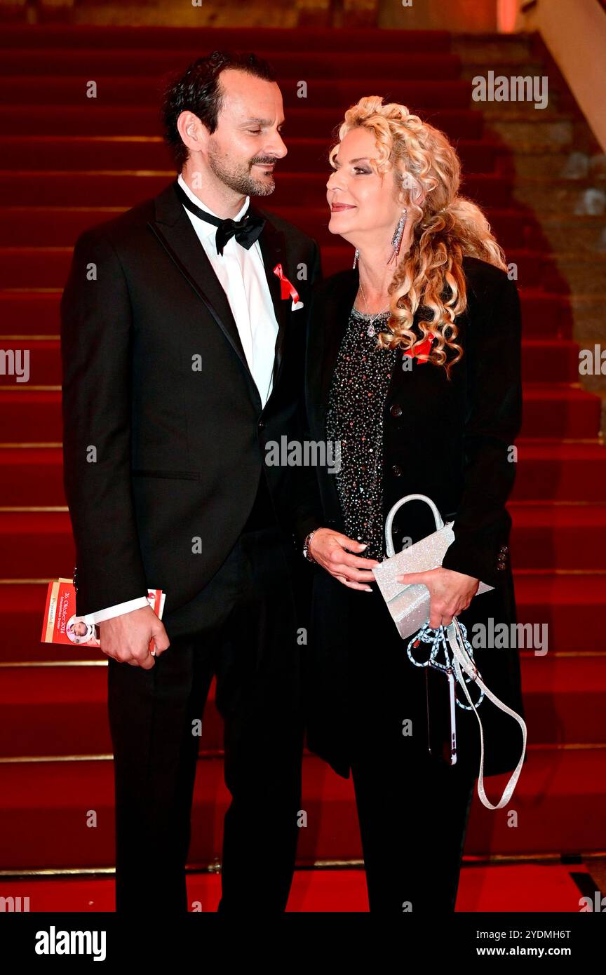 Victoria Herrmann mit Ehemann David Böthig bei der 16. Hope Gala 2024 ...
