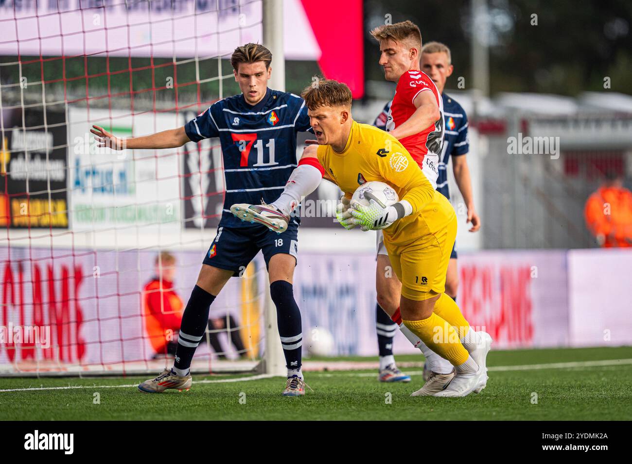 Emmen, Netherlands. 27th Oct, 2024. EMMEN, 27-10-2024, Stadium De Oude Meerdijk, Season 2024/ ...