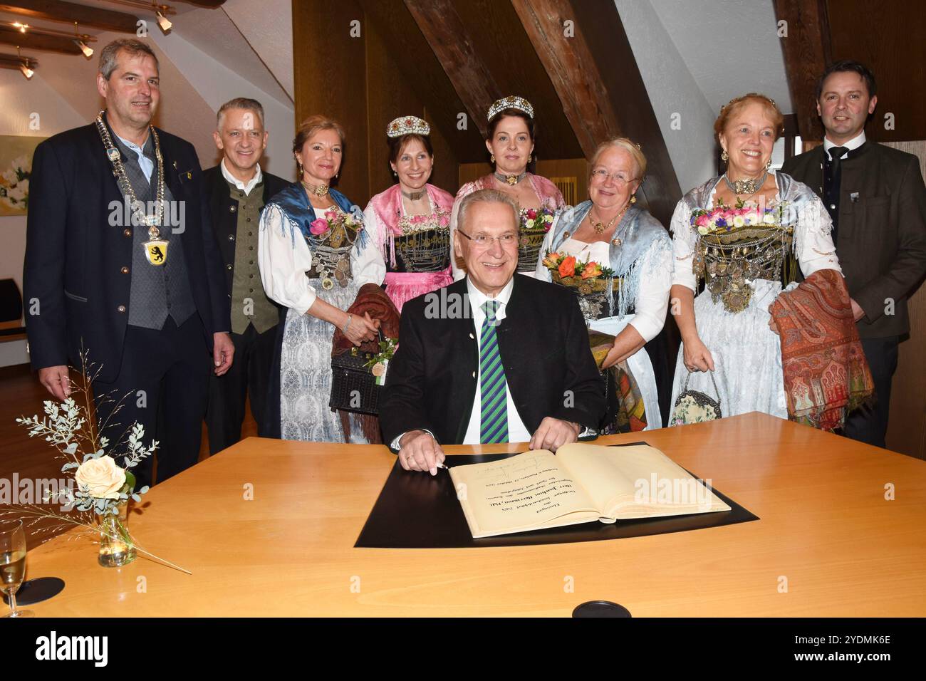 Im Rathaus-Christian Bauer Buergermeister Stadt Grafing Thomas Huber MdL Joachim Herrmann ...