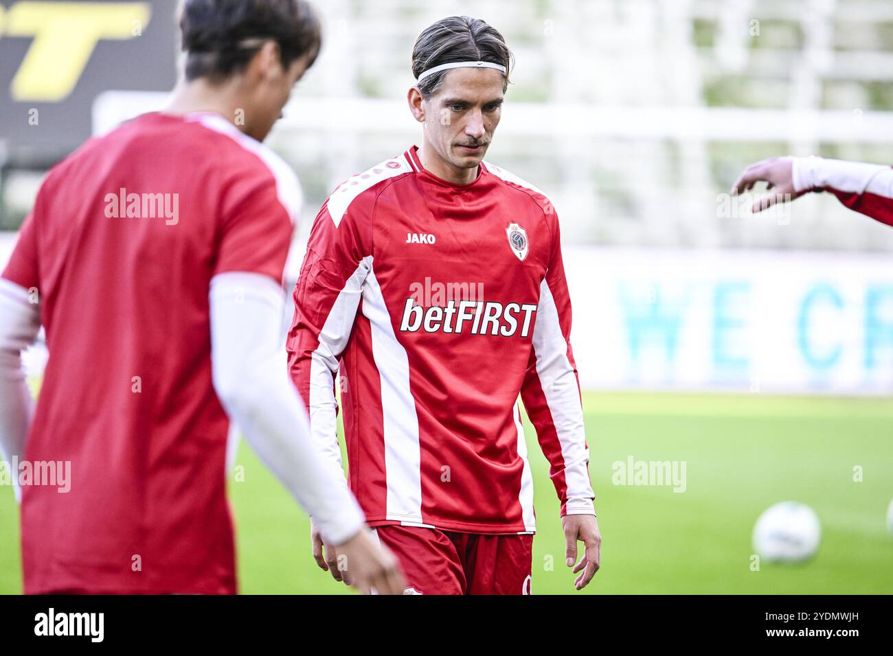 Antwerpen, Belgium. 27th Oct, 2024. Antwerp's Dennis Praet pictured before a soccer match ...