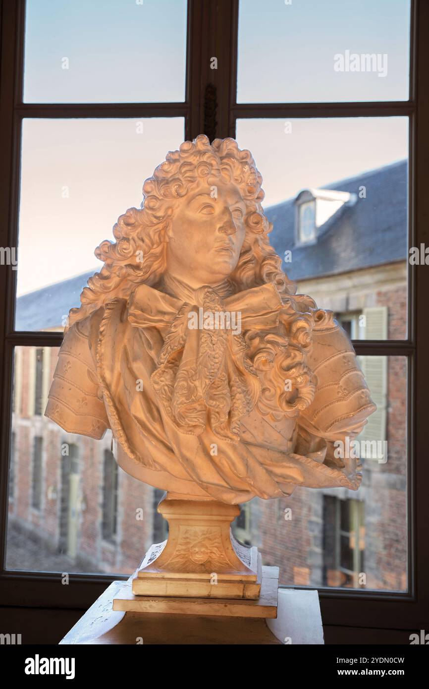 Statue king france louis hi-res stock photography and images - Alamy