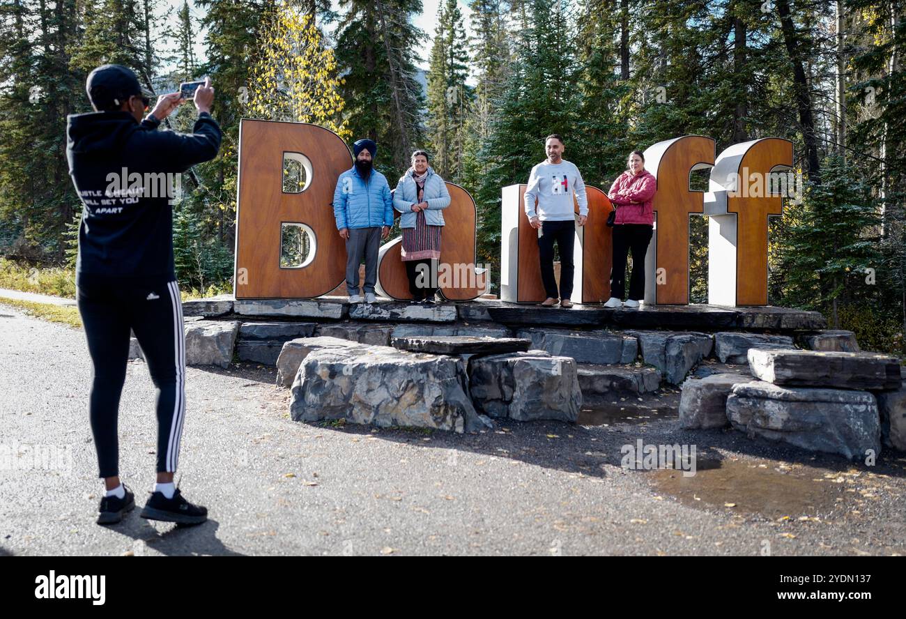 Banff, Canada. 17th Oct, 2024. Tourists pose for photos on the iconic ...