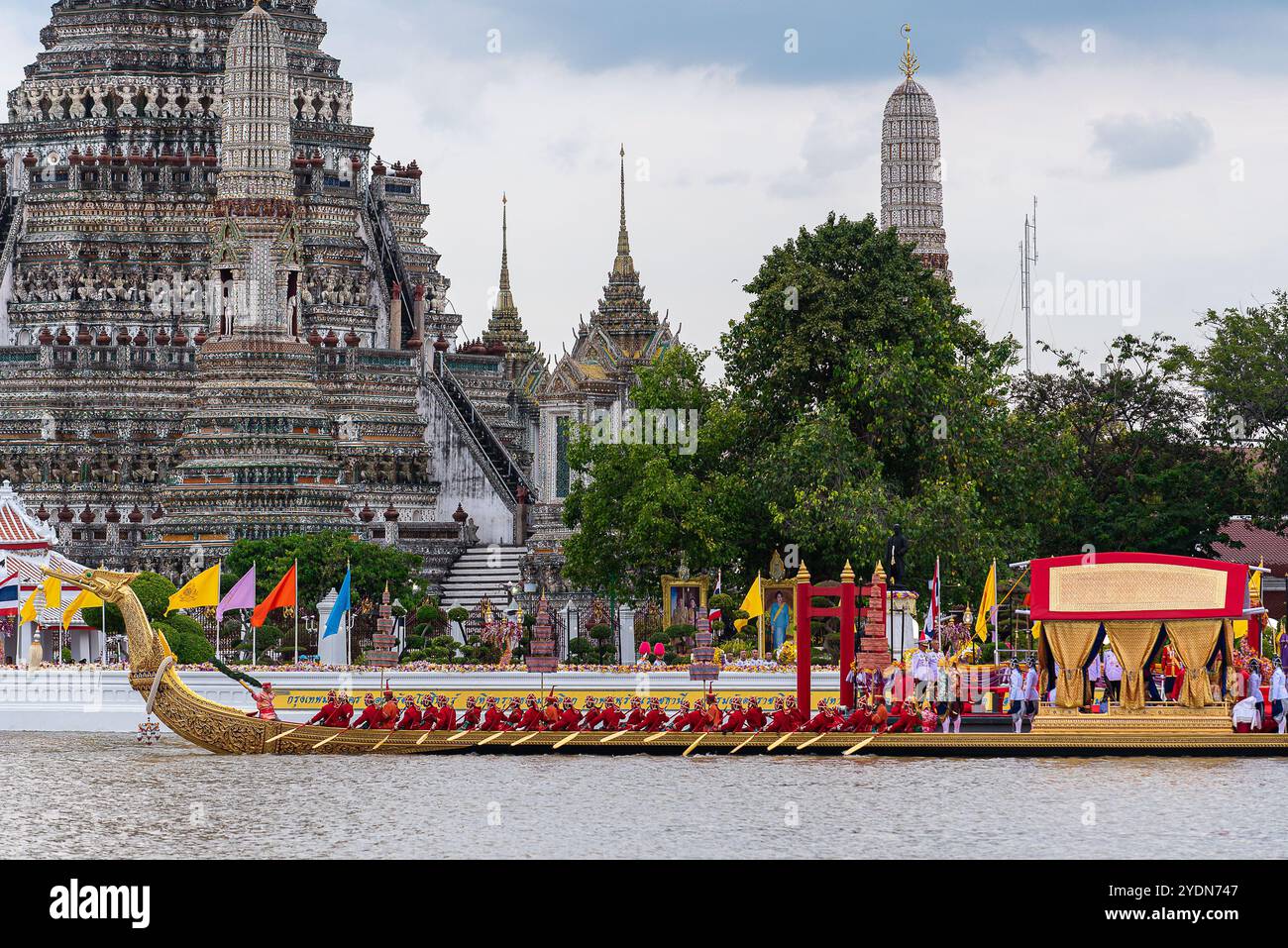 Bangkok, Thailand. 27th Oct, 2024. Rowers paddle ornate barges down the ...