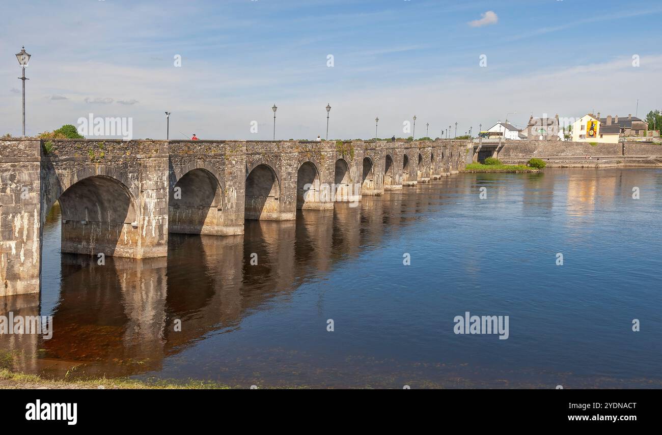 Ireland, County Offaly, Shannonbridge, River Shannon, bridge Stock ...