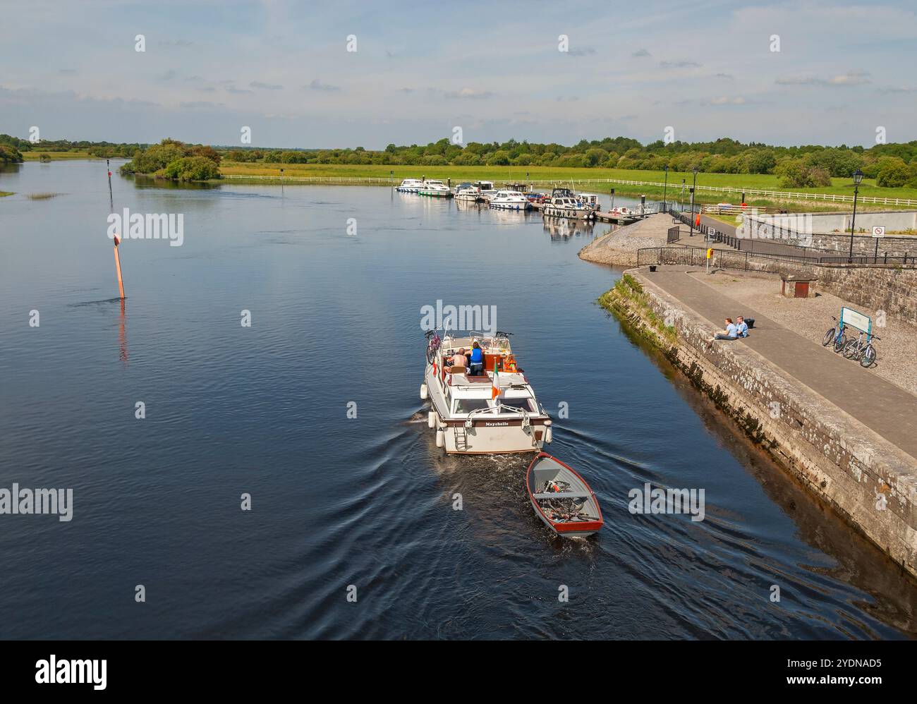Ireland, County Offaly, Shannonbridge, River Shannon, view from bridge ...