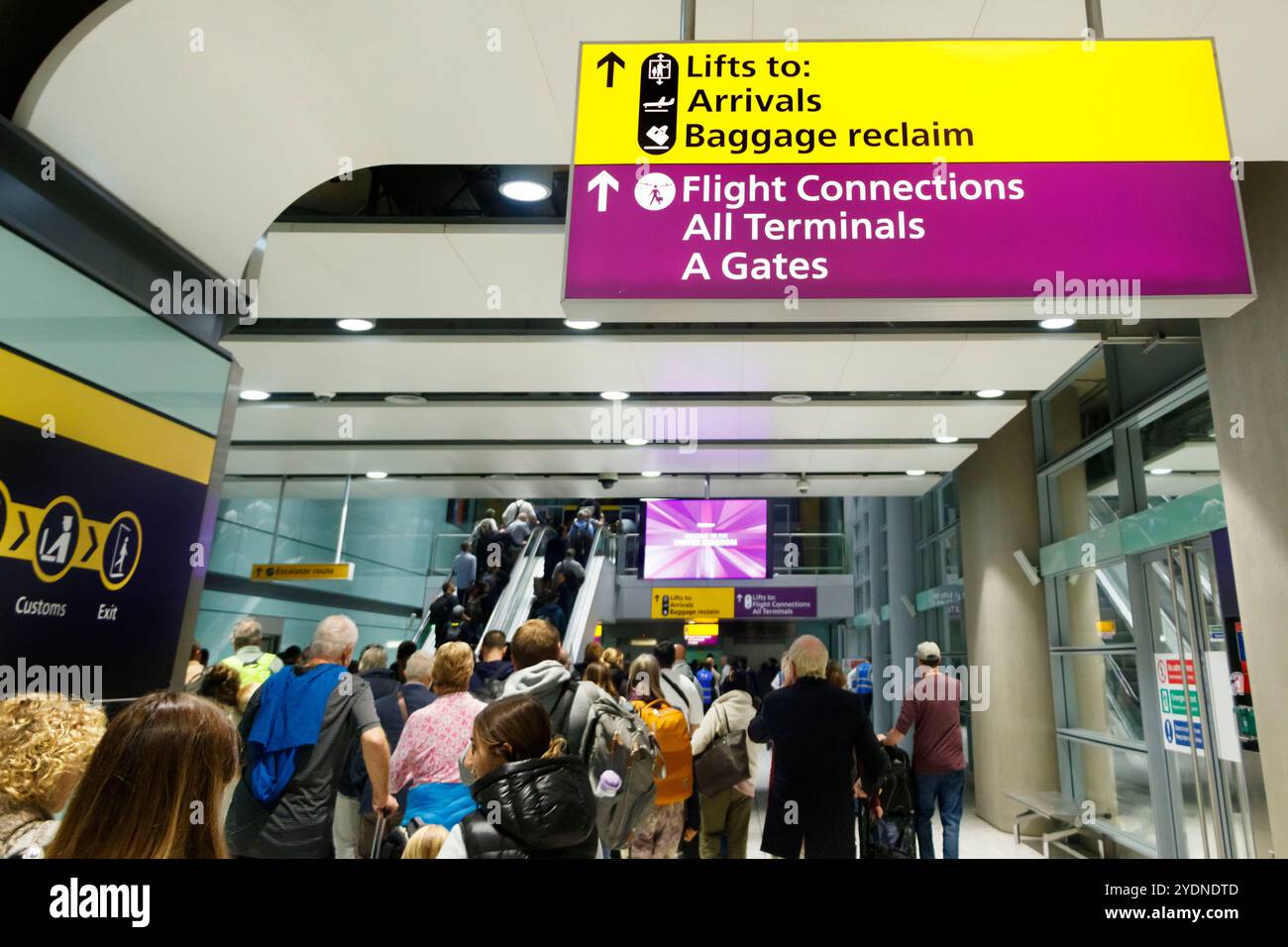 Flight connections airport sign hi-res stock photography and images - Alamy