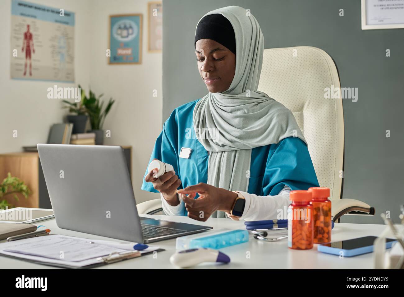Female muslim doctor writing hi-res stock photography and images - Alamy