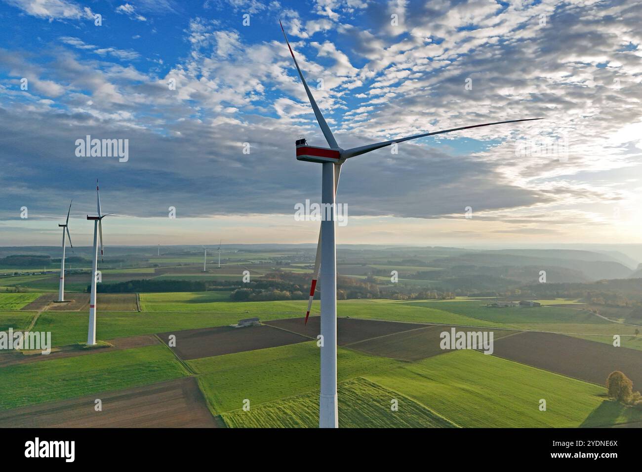 Windkraftraeder auf der Schwaebischen Alb bei Boehmenkirch. Windpark ...