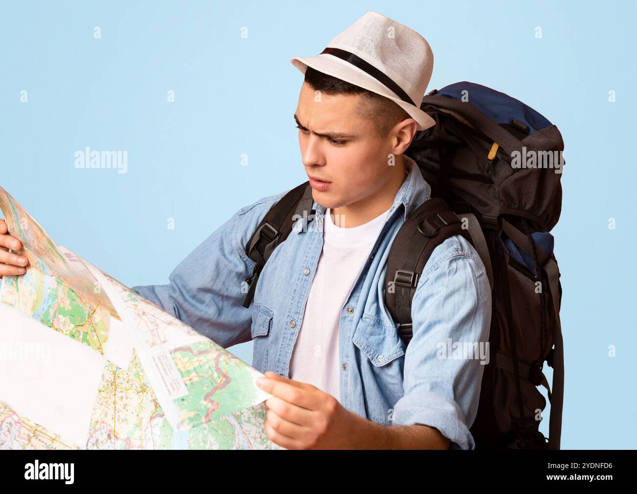 Lost traveler with backpack looking at city map Stock Photo - Alamy