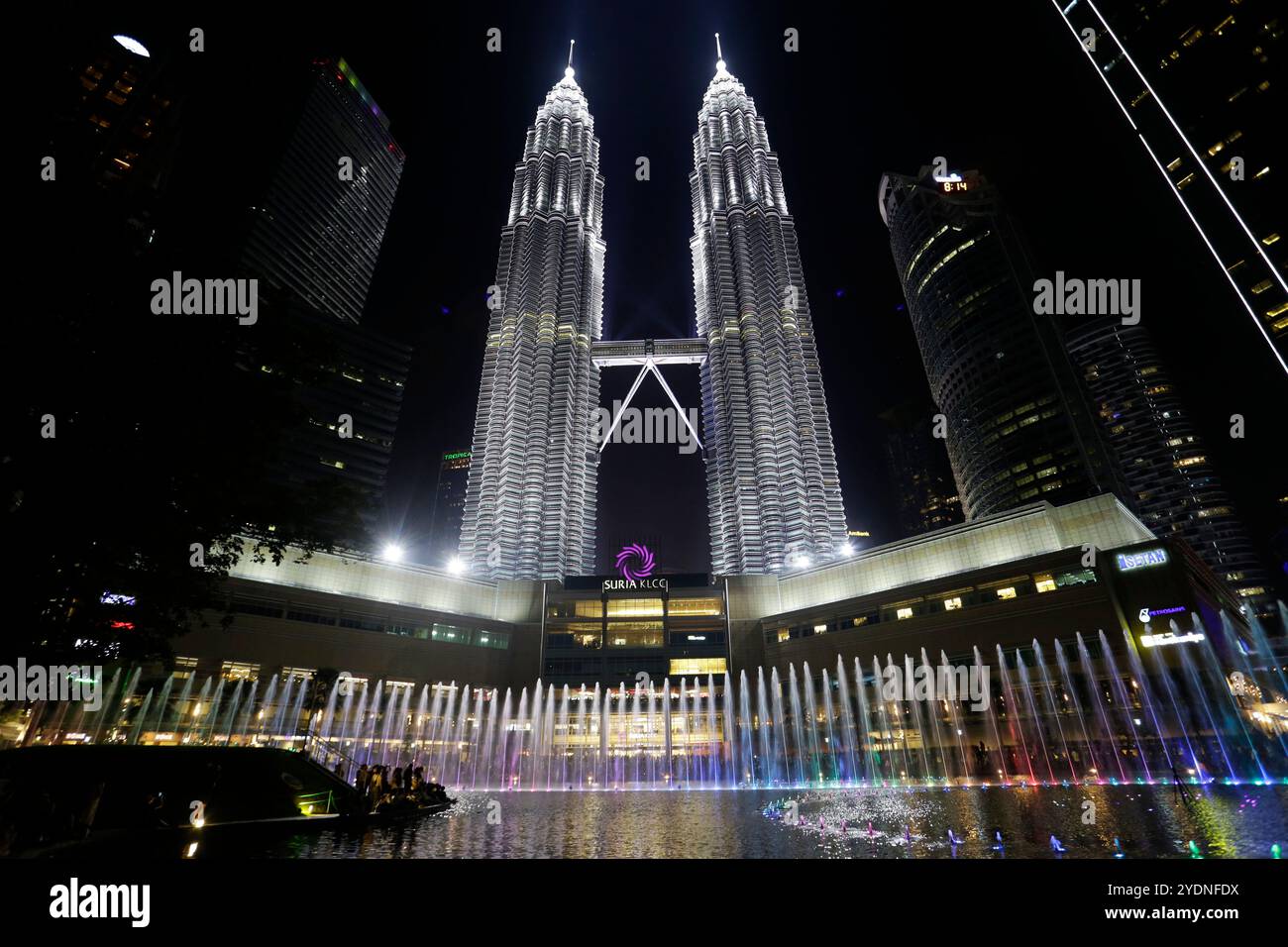 View modern klcc towers building hi-res stock photography and images ...