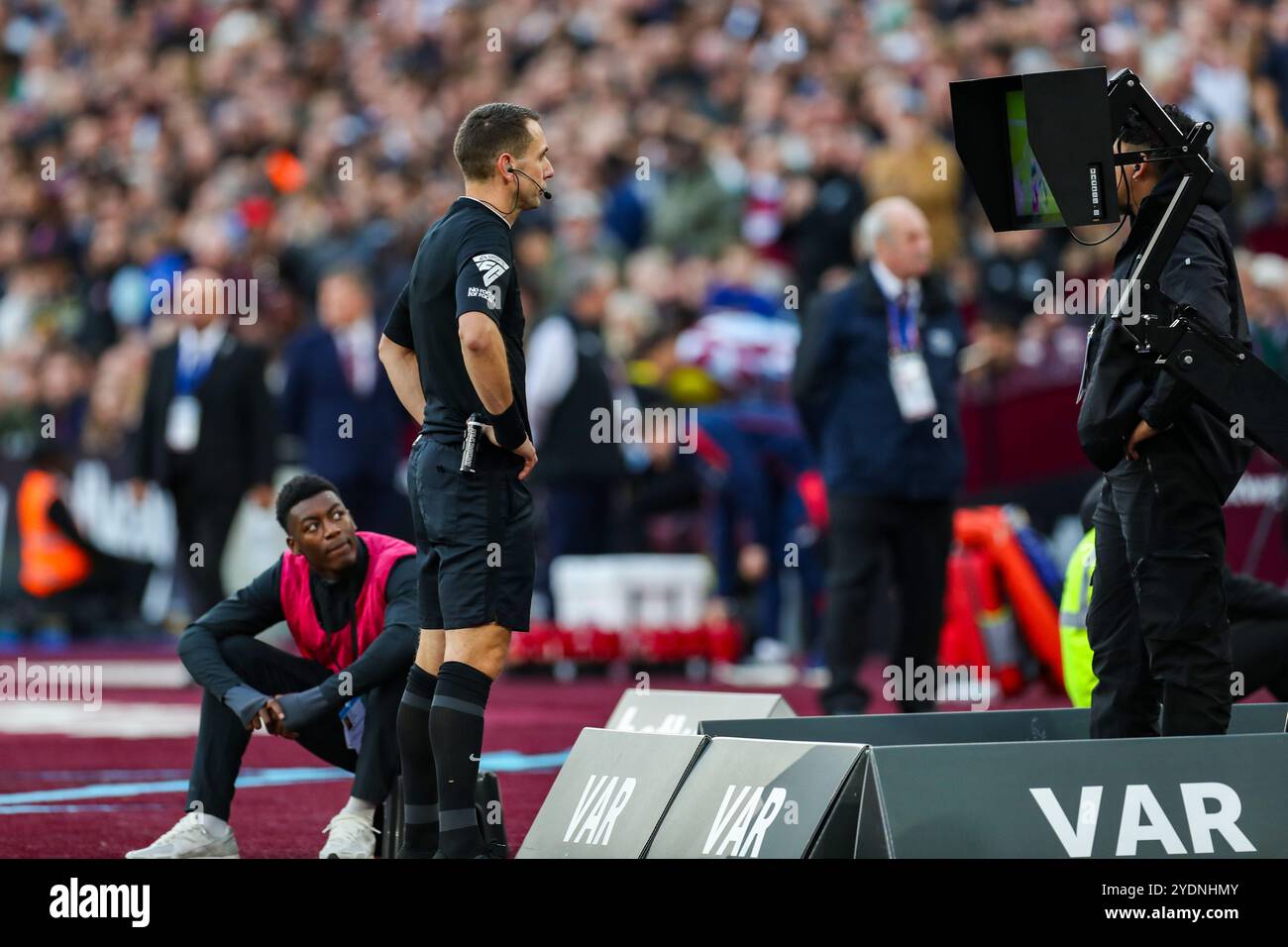 Referee stuart attwell second hi-res stock photography and images - Alamy