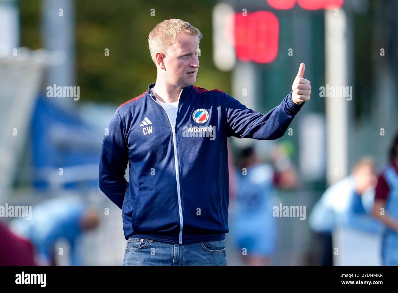 Christian Wittler (Trainer, Cheftrainer, MHC), mit Daumen nach oben ...